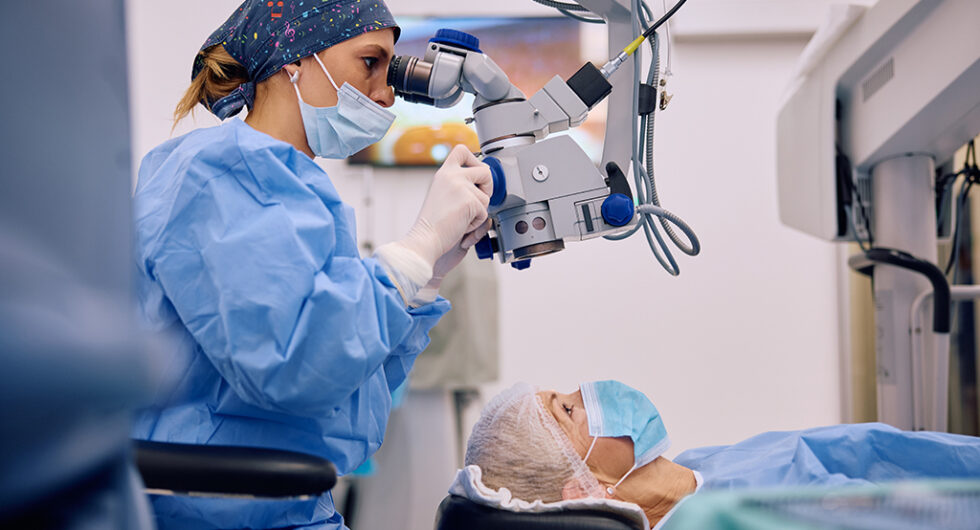 Cataract Surgery Recovery Time: What to Expect (Guide)